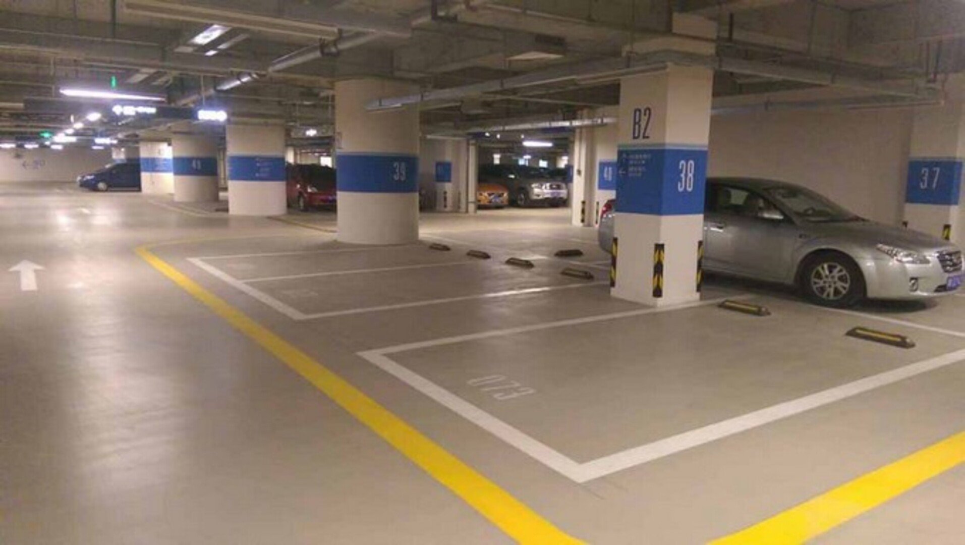 Parking floor solutions under commercial landmark