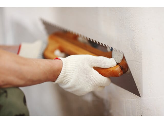 Tiling on gypsum plaster